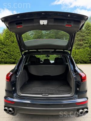 Blue Porsche Cayenne 2015 in Riga, with an engine capacity of 3.00 L and mileage of 176 thousand km for 29900 €, photo 9 on AUTOMOTO.COM.LV