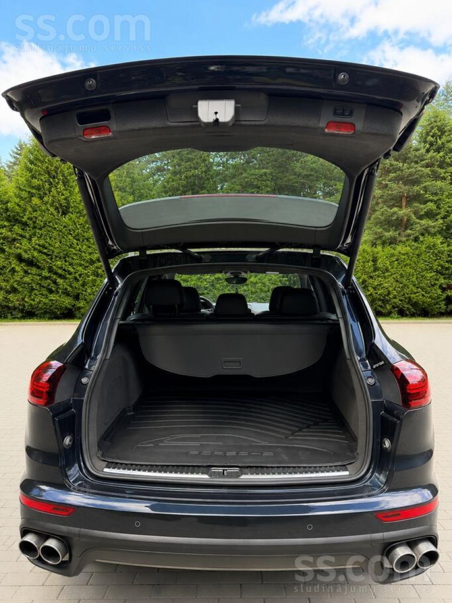 Blue Porsche Cayenne 2015 in Riga, with an engine capacity of 3.00 L and mileage of 176 thousand km for 29900 €, photo 9 on AUTOMOTO.COM.LV