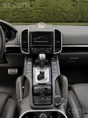 Blue Porsche Cayenne 2015 in Riga, with an engine capacity of 3.00 L and mileage of 176 thousand km for 29900 €, photo 13 on AUTOMOTO.COM.LV