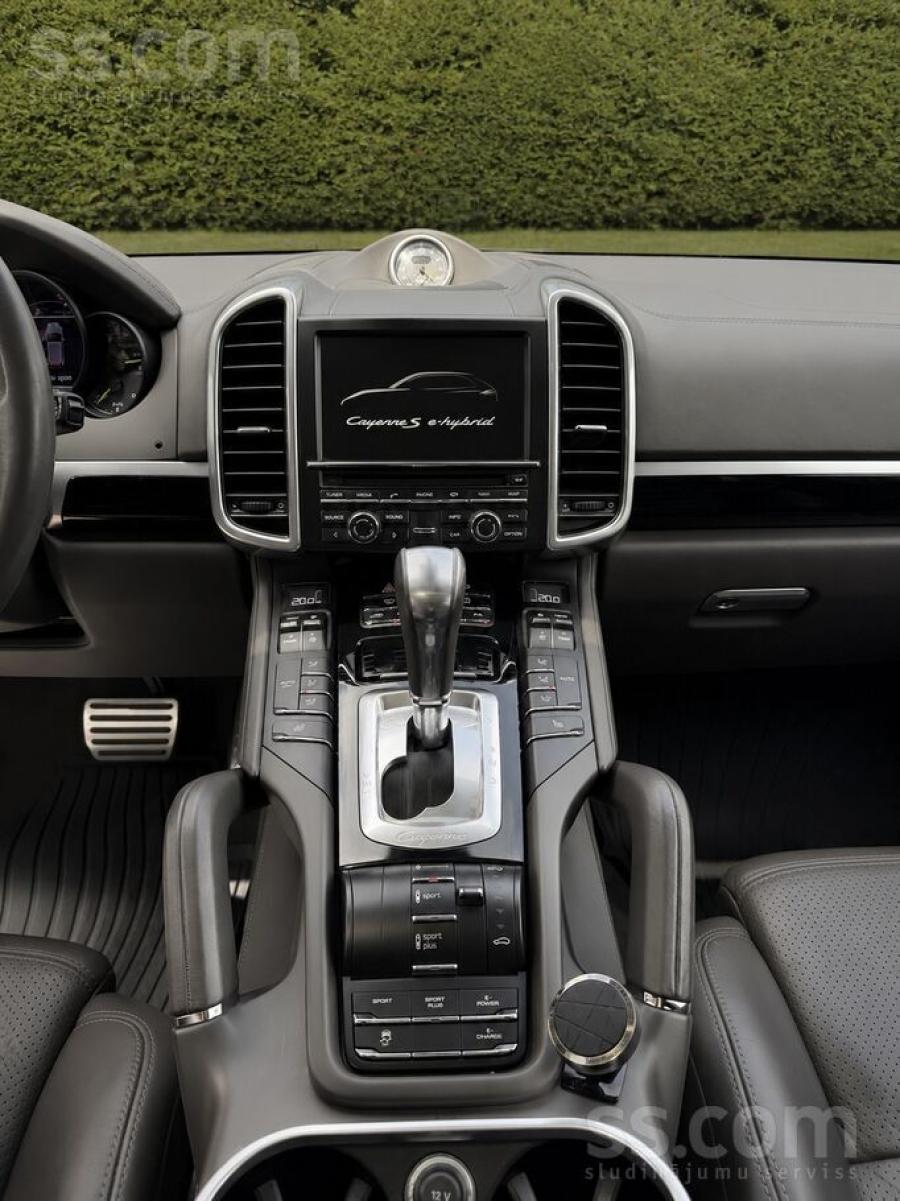 Blue Porsche Cayenne 2015 in Riga, with an engine capacity of 3.00 L and mileage of 176 thousand km for 29900 €, photo 13 on AUTOMOTO.COM.LV