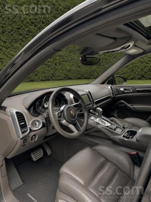 Blue Porsche Cayenne 2015 in Riga, with an engine capacity of 3.00 L and mileage of 176 thousand km for 29900 €, photo 16 on AUTOMOTO.COM.LV
