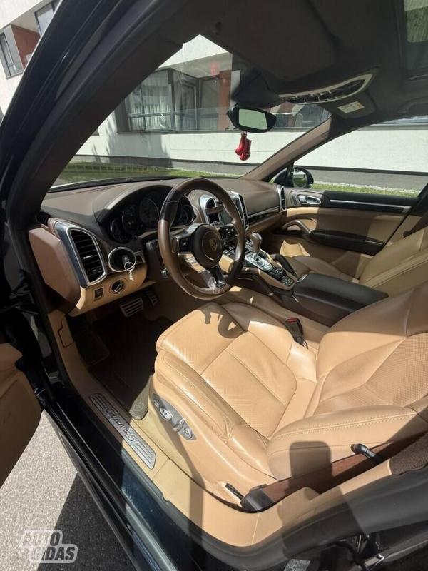 Blue Porsche Cayenne 2016 in Vilnius, with an engine capacity of 4.10 L and mileage of 170 thousand km for 29990 €, photo 10 on AUTOMOTO.COM.LV