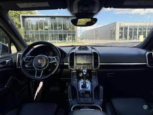 Blue Porsche Cayenne 2016 in Vilnius, with an engine capacity of 3.60 L and mileage of 248 thousand km for 18900 €, photo 10 on AUTOMOTO.COM.LV