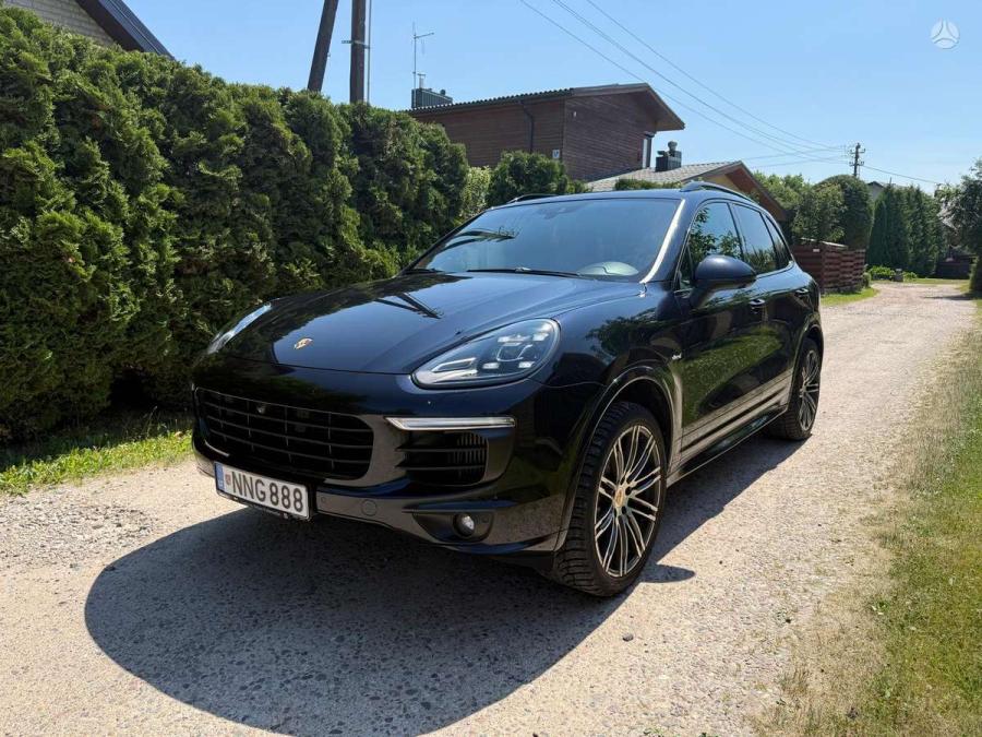 Blue Porsche Cayenne 2016 in Vilnius, with an engine capacity of 4.13 L and mileage of 173 thousand km for 29990 €, photo 1 on AUTOMOTO.COM.LV