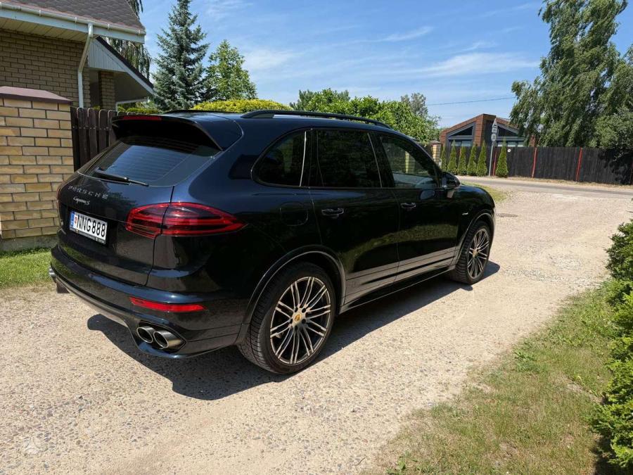 Blue Porsche Cayenne 2016 in Vilnius, with an engine capacity of 4.13 L and mileage of 173 thousand km for 29990 €, photo 7 on AUTOMOTO.COM.LV