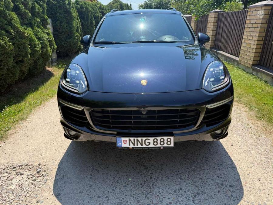 Blue Porsche Cayenne 2016 in Vilnius, with an engine capacity of 4.13 L and mileage of 173 thousand km for 29990 €, photo 8 on AUTOMOTO.COM.LV