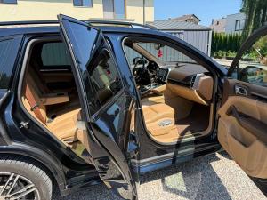Blue Porsche Cayenne 2016 in Vilnius, with an engine capacity of 4.13 L and mileage of 173 thousand km for 29990 €, photo 9 on AUTOMOTO.COM.LV