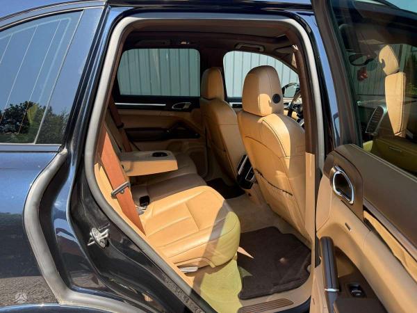 Blue Porsche Cayenne 2016 in Vilnius, with an engine capacity of 4.13 L and mileage of 173 thousand km for 29990 €, photo 9 on AUTOMOTO.COM.LV