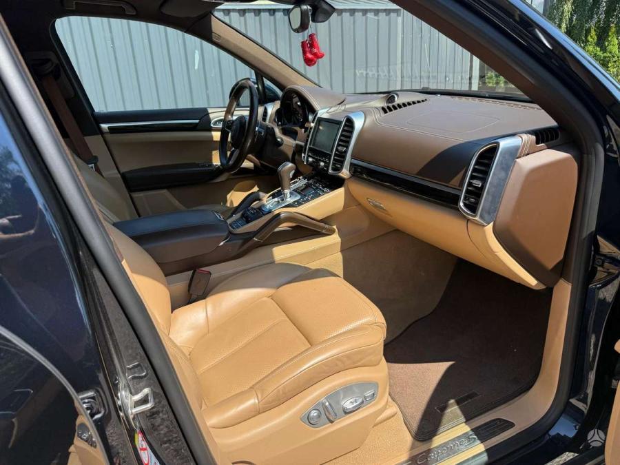 Blue Porsche Cayenne 2016 in Vilnius, with an engine capacity of 4.13 L and mileage of 173 thousand km for 29990 €, photo 11 on AUTOMOTO.COM.LV