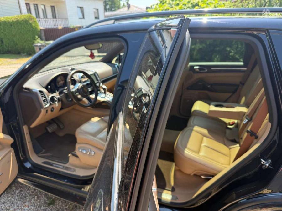 Blue Porsche Cayenne 2016 in Vilnius, with an engine capacity of 4.13 L and mileage of 173 thousand km for 29990 €, photo 12 on AUTOMOTO.COM.LV