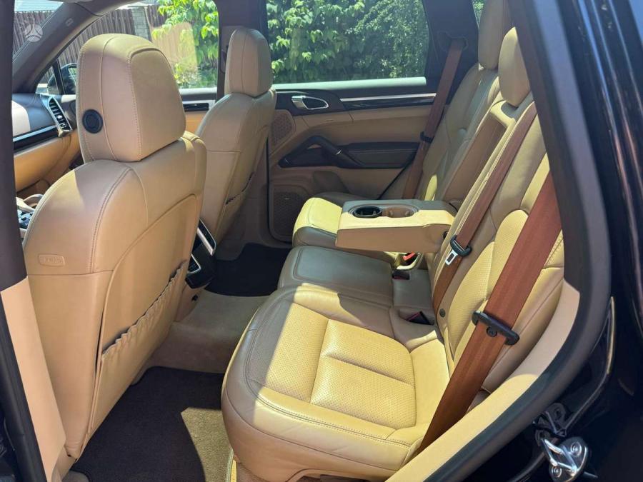Blue Porsche Cayenne 2016 in Vilnius, with an engine capacity of 4.13 L and mileage of 173 thousand km for 29990 €, photo 13 on AUTOMOTO.COM.LV