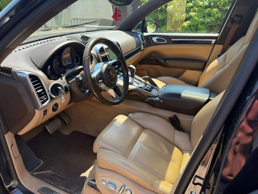 Blue Porsche Cayenne 2016 in Vilnius, with an engine capacity of 4.13 L and mileage of 173 thousand km for 29990 €, photo 14 on AUTOMOTO.COM.LV