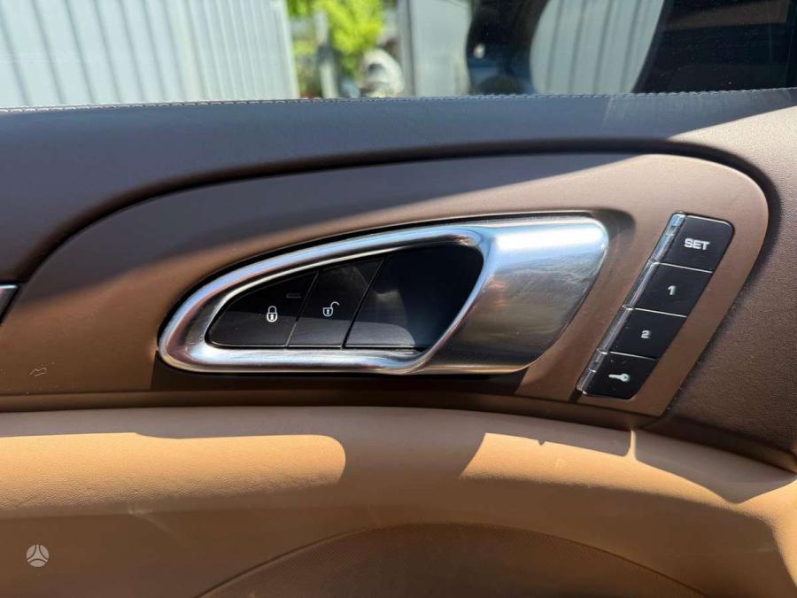 Blue Porsche Cayenne 2016 in Vilnius, with an engine capacity of 4.13 L and mileage of 173 thousand km for 29990 €, photo 16 on AUTOMOTO.COM.LV