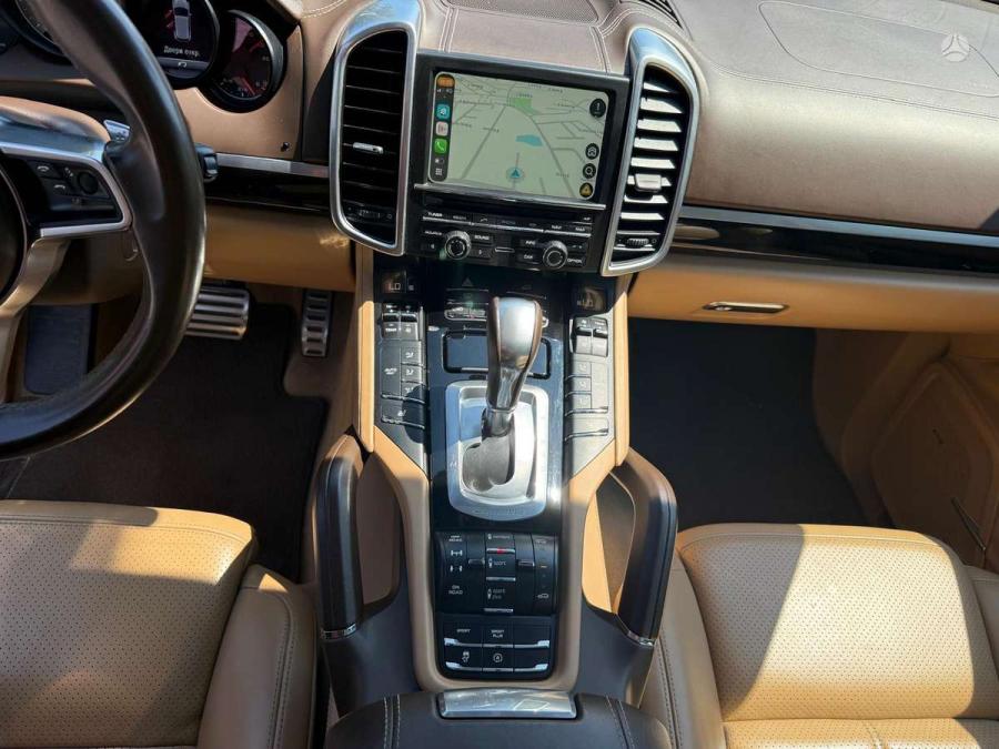 Blue Porsche Cayenne 2016 in Vilnius, with an engine capacity of 4.13 L and mileage of 173 thousand km for 29990 €, photo 17 on AUTOMOTO.COM.LV