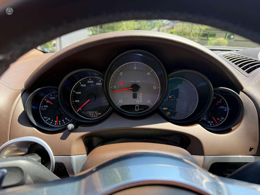 Blue Porsche Cayenne 2016 in Vilnius, with an engine capacity of 4.13 L and mileage of 173 thousand km for 29990 €, photo 18 on AUTOMOTO.COM.LV
