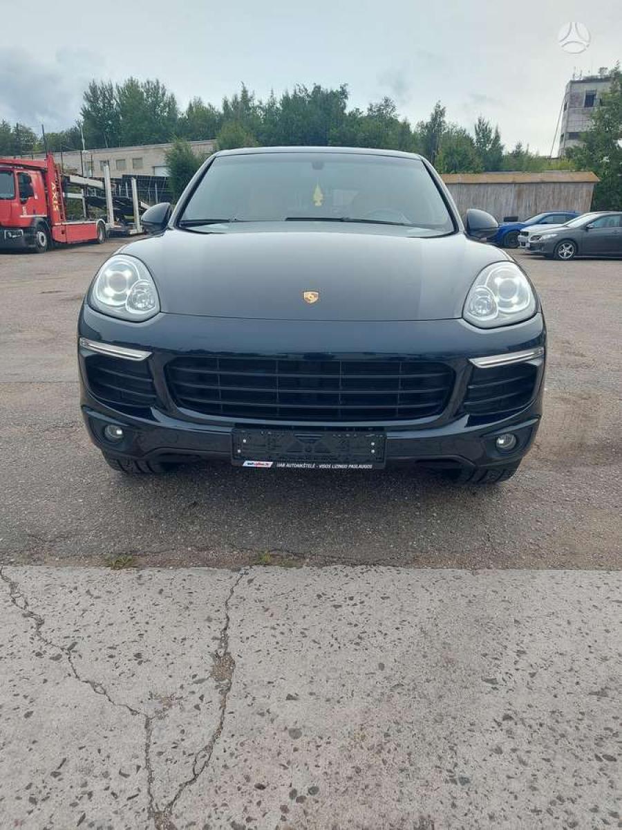 Blue Porsche Cayenne 2016 in Siauliai, with an engine capacity of 3.60 L and mileage of 273 thousand km for 16750 €, photo 3 on AUTOMOTO.COM.LV