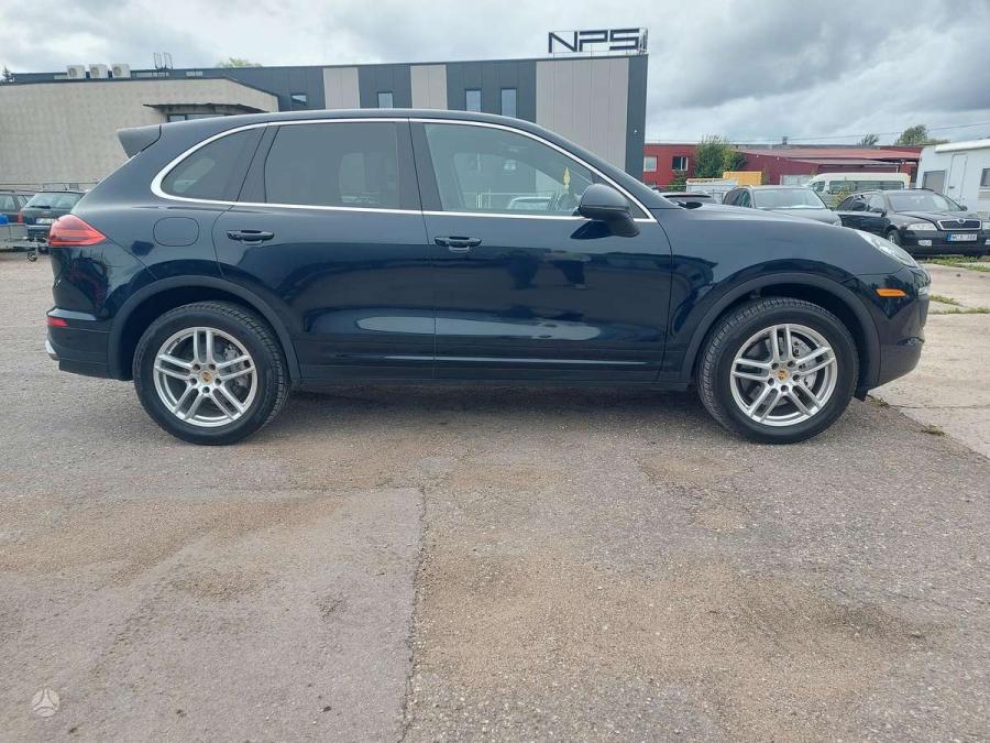 Blue Porsche Cayenne 2016 in Siauliai, with an engine capacity of 3.60 L and mileage of 273 thousand km for 16750 €, photo 5 on AUTOMOTO.COM.LV