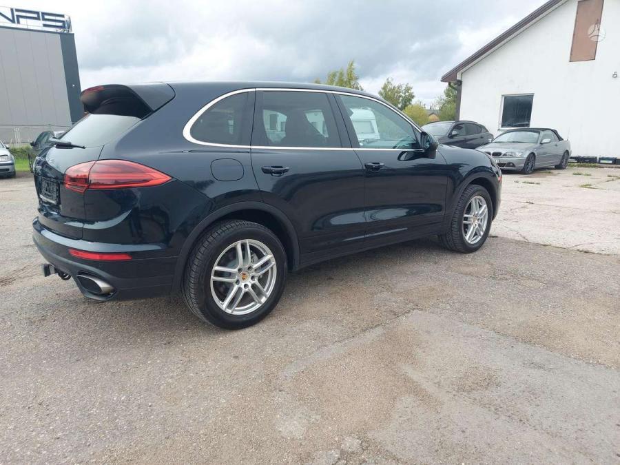 Blue Porsche Cayenne 2016 in Siauliai, with an engine capacity of 3.60 L and mileage of 273 thousand km for 16750 €, photo 6 on AUTOMOTO.COM.LV