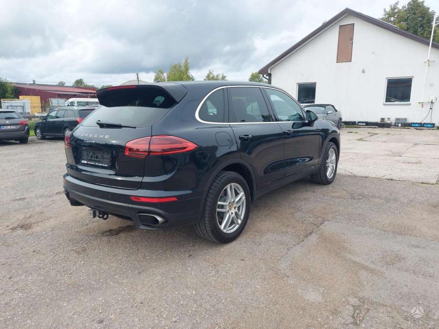 Blue Porsche Cayenne 2016 in Siauliai, with an engine capacity of 3.60 L and mileage of 273 thousand km for 16750 €, photo 7 on AUTOMOTO.COM.LV