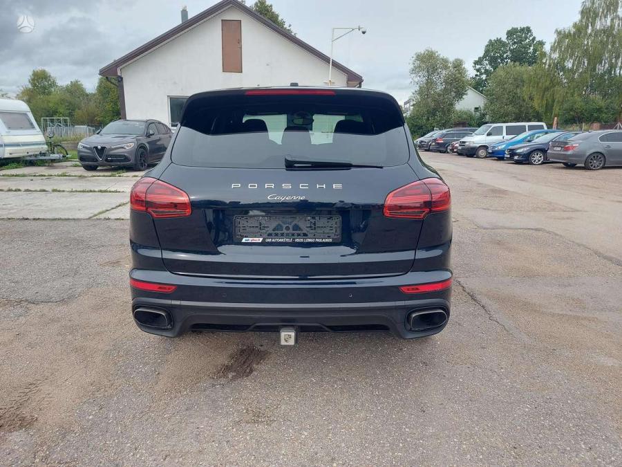 Blue Porsche Cayenne 2016 in Siauliai, with an engine capacity of 3.60 L and mileage of 273 thousand km for 16750 €, photo 8 on AUTOMOTO.COM.LV