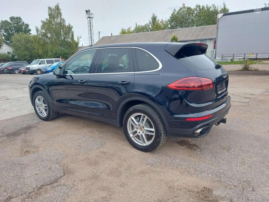 Blue Porsche Cayenne 2016 in Siauliai, with an engine capacity of 3.60 L and mileage of 273 thousand km for 16750 €, photo 10 on AUTOMOTO.COM.LV