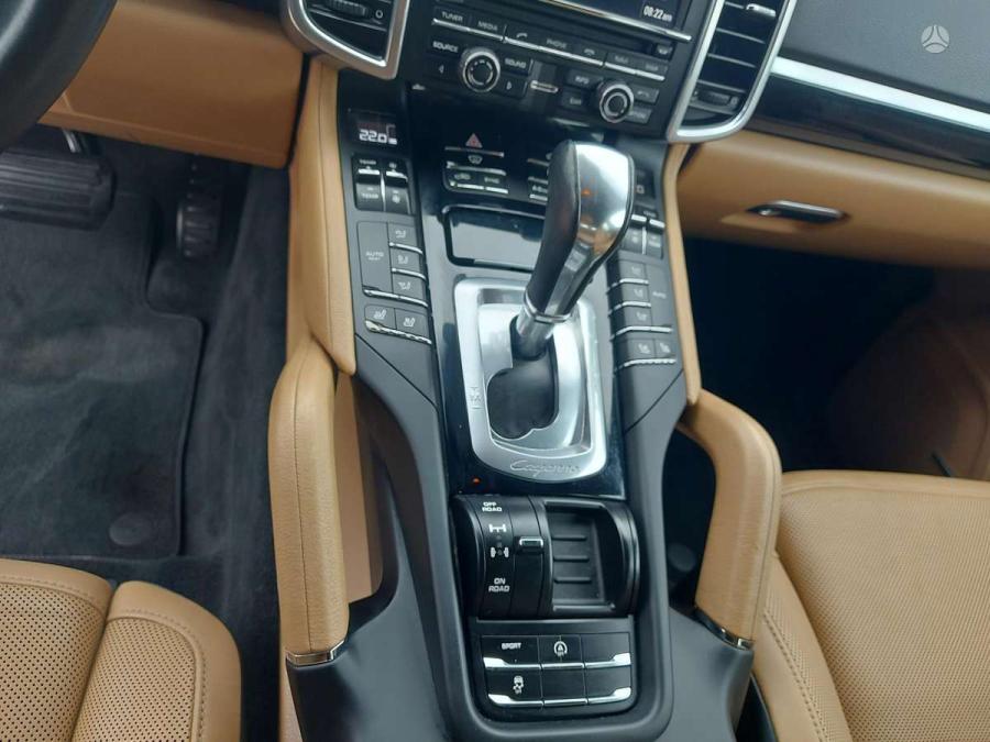 Blue Porsche Cayenne 2016 in Siauliai, with an engine capacity of 3.60 L and mileage of 273 thousand km for 16750 €, photo 18 on AUTOMOTO.COM.LV