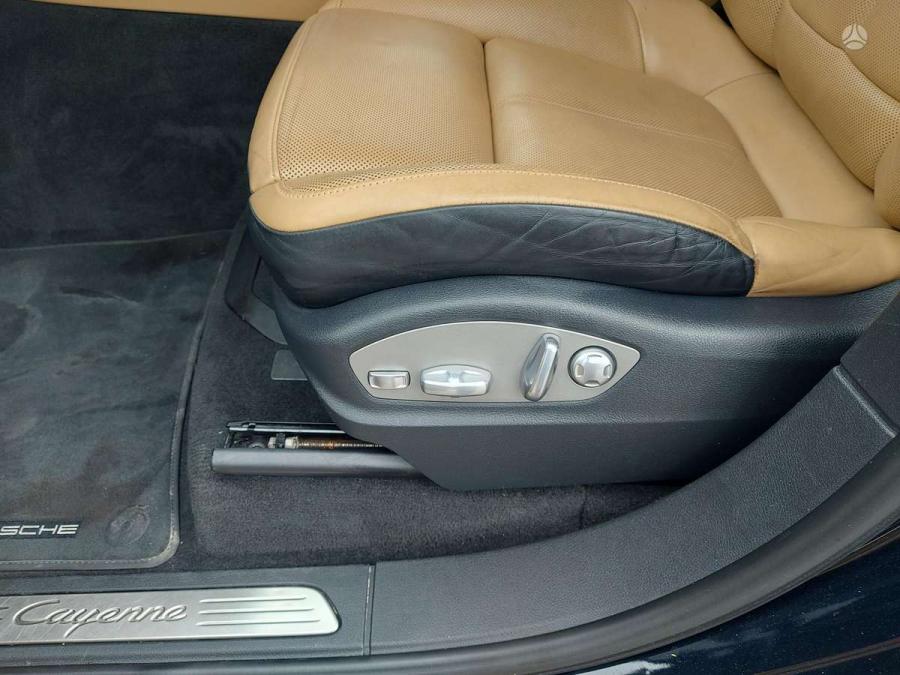 Blue Porsche Cayenne 2016 in Siauliai, with an engine capacity of 3.60 L and mileage of 273 thousand km for 16750 €, photo 19 on AUTOMOTO.COM.LV