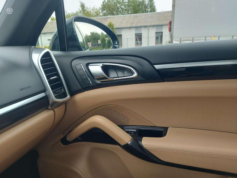 Blue Porsche Cayenne 2016 in Siauliai, with an engine capacity of 3.60 L and mileage of 273 thousand km for 16750 €, photo 22 on AUTOMOTO.COM.LV