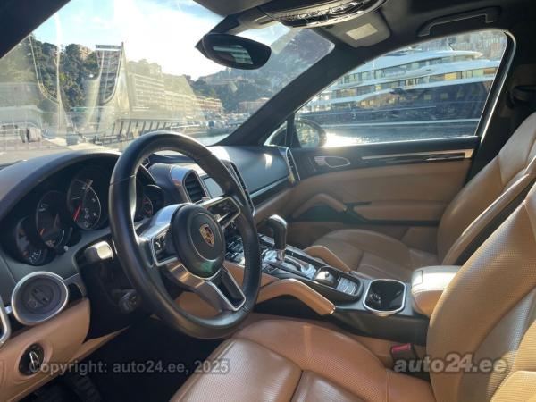 Blue Porsche Cayenne 2017 in Tallinn, with an engine capacity of 3.00 L and mileage of 136 thousand km for 36500 €, photo 11 on AUTOMOTO.COM.LV