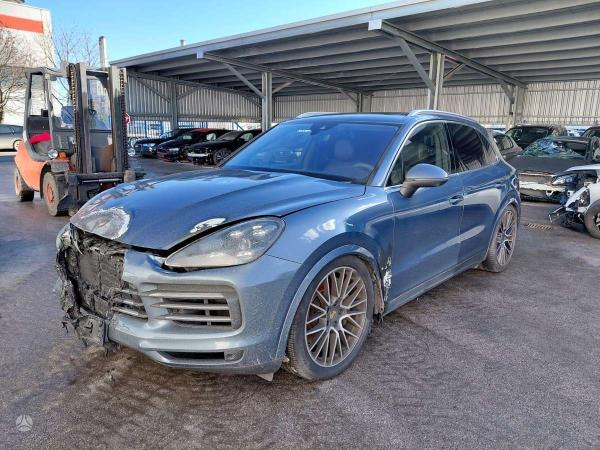 Blue Porsche Cayenne 2018 in Marijampole, with an engine capacity of 2.89 L and mileage of 180 thousand km for 22500 €, photo 1 on AUTOMOTO.COM.LV