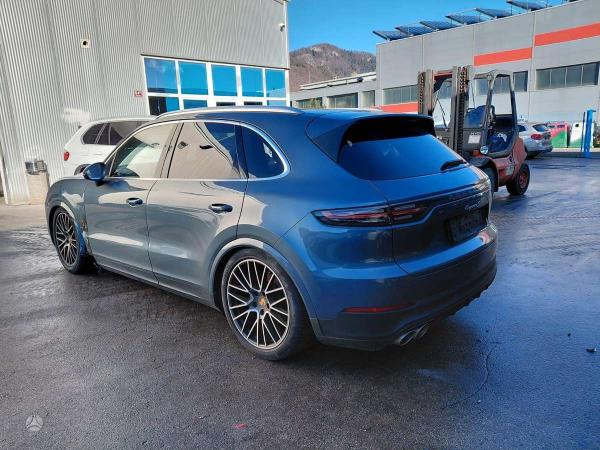 Blue Porsche Cayenne 2018 in Marijampole, with an engine capacity of 2.89 L and mileage of 180 thousand km for 22500 €, photo 3 on AUTOMOTO.COM.LV