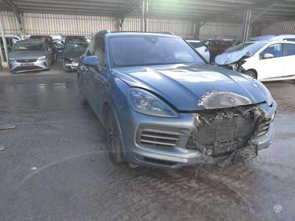 Blue Porsche Cayenne 2018 in Marijampole, with an engine capacity of 2.89 L and mileage of 180 thousand km for 22500 €, photo 4 on AUTOMOTO.COM.LV