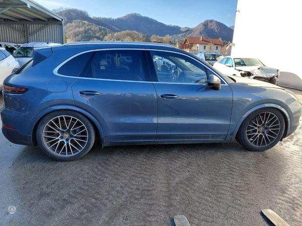 Blue Porsche Cayenne 2018 in Marijampole, with an engine capacity of 2.89 L and mileage of 180 thousand km for 22500 €, photo 5 on AUTOMOTO.COM.LV