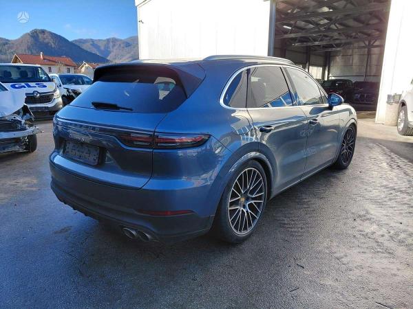 Blue Porsche Cayenne 2018 in Marijampole, with an engine capacity of 2.89 L and mileage of 180 thousand km for 22500 €, photo 7 on AUTOMOTO.COM.LV