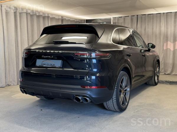 Blue Porsche Cayenne 2018 in Riga, with an engine capacity of 2.90 L and mileage of 99 thousand km for 49990 €, photo 4 on AUTOMOTO.COM.LV