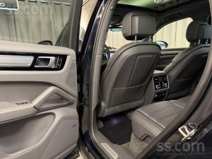 Blue Porsche Cayenne 2018 in Riga, with an engine capacity of 2.90 L and mileage of 99 thousand km for 49990 €, photo 11 on AUTOMOTO.COM.LV