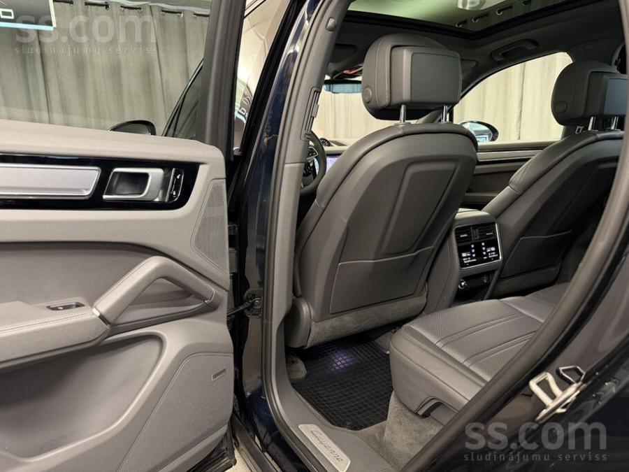 Blue Porsche Cayenne 2018 in Riga, with an engine capacity of 2.90 L and mileage of 99 thousand km for 49990 €, photo 11 on AUTOMOTO.COM.LV