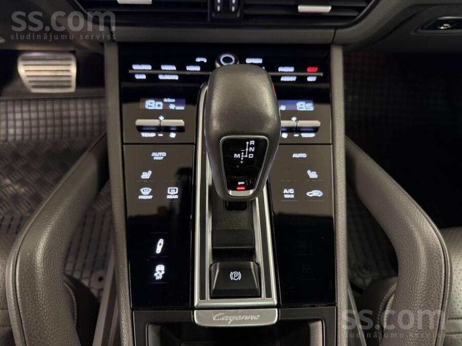 Blue Porsche Cayenne 2018 in Riga, with an engine capacity of 2.90 L and mileage of 99 thousand km for 49990 €, photo 13 on AUTOMOTO.COM.LV