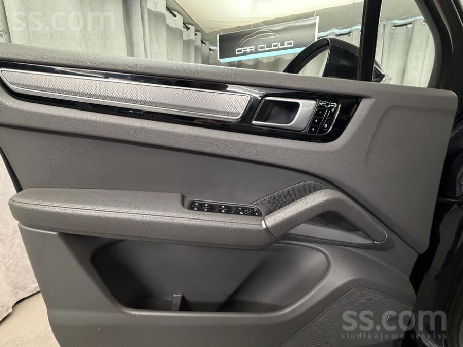 Blue Porsche Cayenne 2018 in Riga, with an engine capacity of 2.90 L and mileage of 99 thousand km for 49990 €, photo 19 on AUTOMOTO.COM.LV
