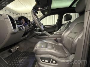 Blue Porsche Cayenne 2018 in Riga, with an engine capacity of 2.90 L and mileage of 99 thousand km for 49990 €, photo 23 on AUTOMOTO.COM.LV