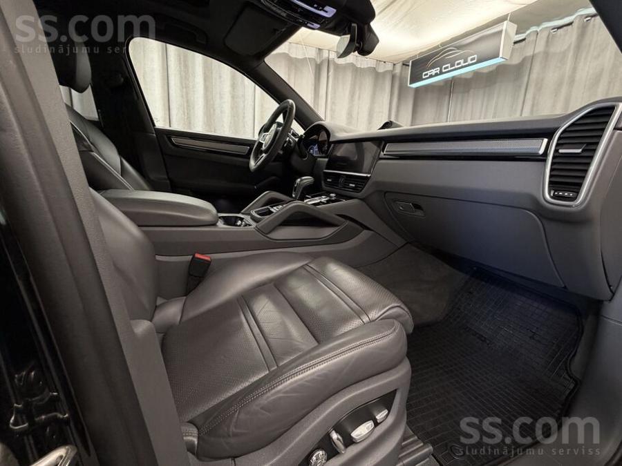 Blue Porsche Cayenne 2018 in Riga, with an engine capacity of 2.90 L and mileage of 99 thousand km for 49990 €, photo 24 on AUTOMOTO.COM.LV