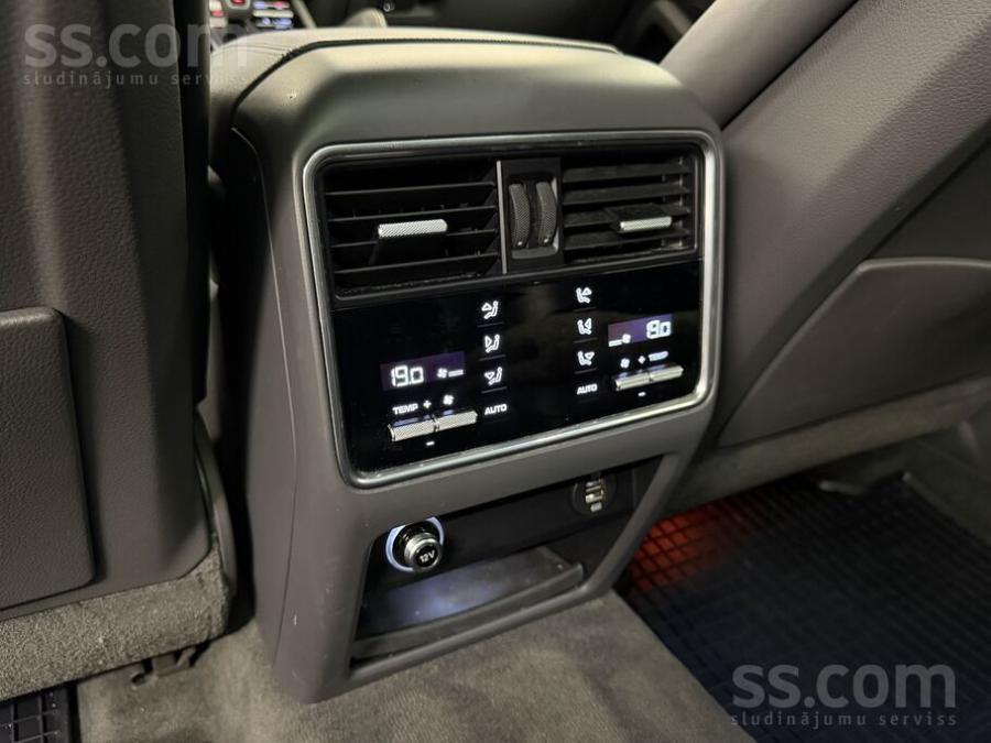 Blue Porsche Cayenne 2018 in Riga, with an engine capacity of 2.90 L and mileage of 99 thousand km for 49990 €, photo 25 on AUTOMOTO.COM.LV