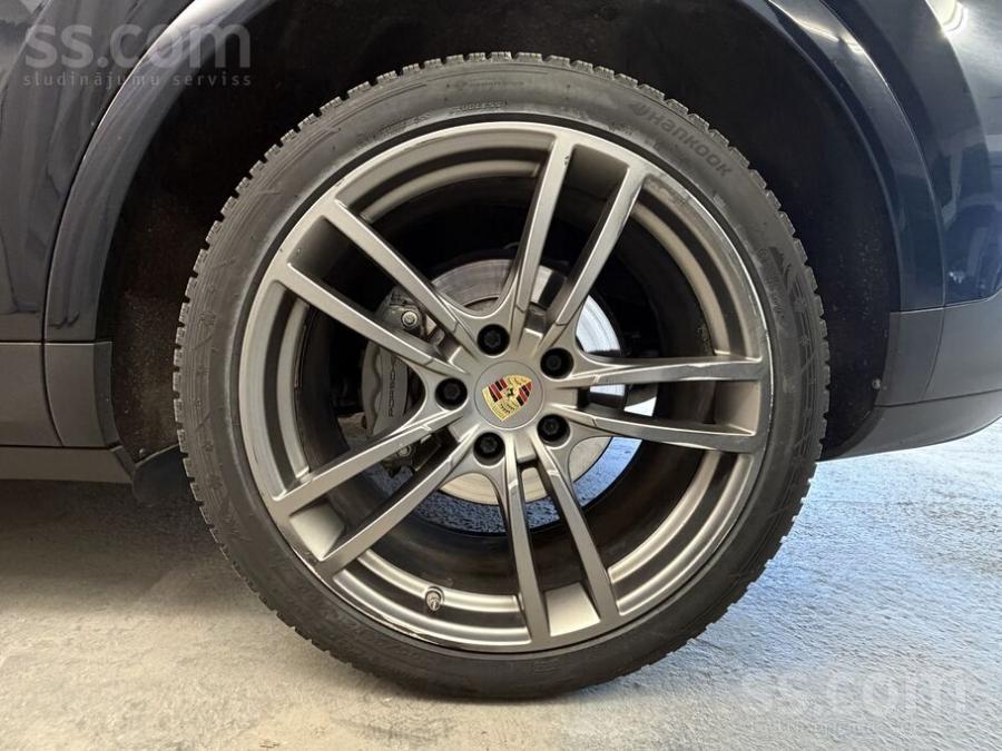 Blue Porsche Cayenne 2018 in Riga, with an engine capacity of 2.90 L and mileage of 99 thousand km for 49990 €, photo 26 on AUTOMOTO.COM.LV