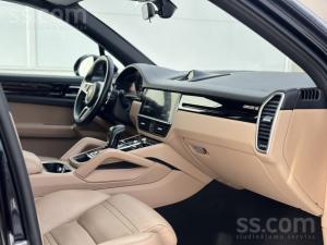 Blue Porsche Cayenne 2018 in Riga, with an engine capacity of 3.00 L and mileage of 170 thousand km for 52900 €, photo 13 on AUTOMOTO.COM.LV