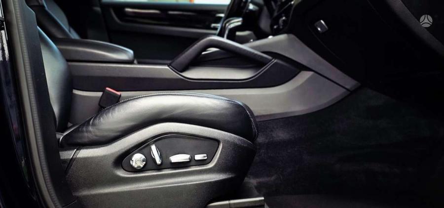 Zils Porsche Cayenne 2019 Marijampole, ar dzinēja tilpumu 3.00 L un nobraukumu 200 tūkst. km par 36777 €, foto 37 vietnē AUTOMOTO.COM.LV