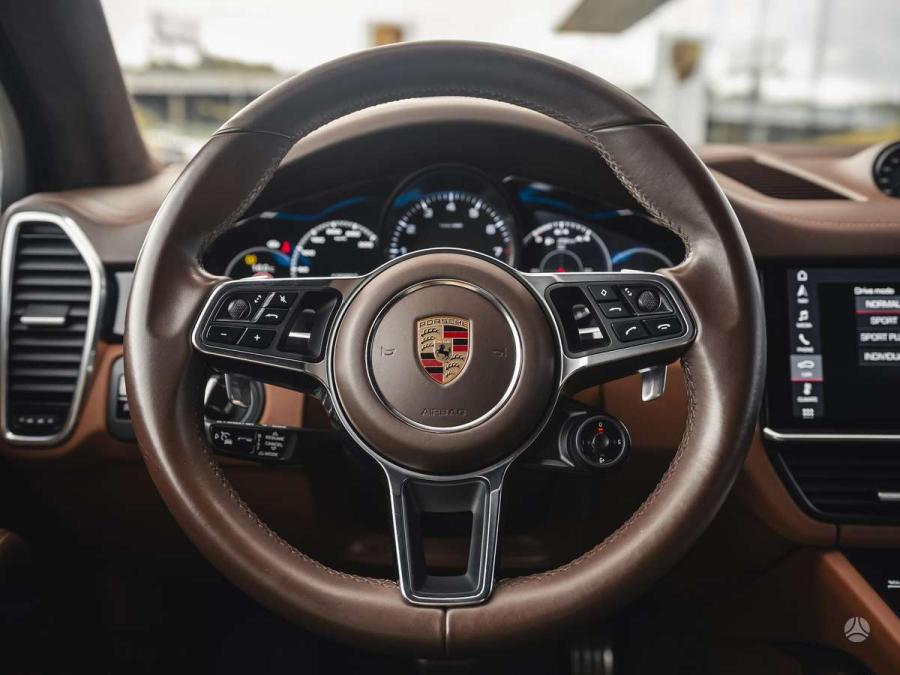 Blue Porsche Cayenne 2019 in Vilnius, with an engine capacity of 2.89 L and mileage of 126 thousand km for 59911 €, photo 29 on AUTOMOTO.COM.LV
