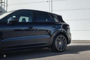 Blue Porsche Cayenne 2019 in Klaipeda, with an engine capacity of 4.00 L and mileage of 118 thousand km for 44337 €, photo 4 on AUTOMOTO.COM.LV