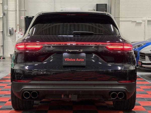 Blue Porsche Cayenne 2019 in Vilnius, with an engine capacity of 2.89 L and mileage of 94 thousand km for 47990 €, photo 5 on AUTOMOTO.COM.LV