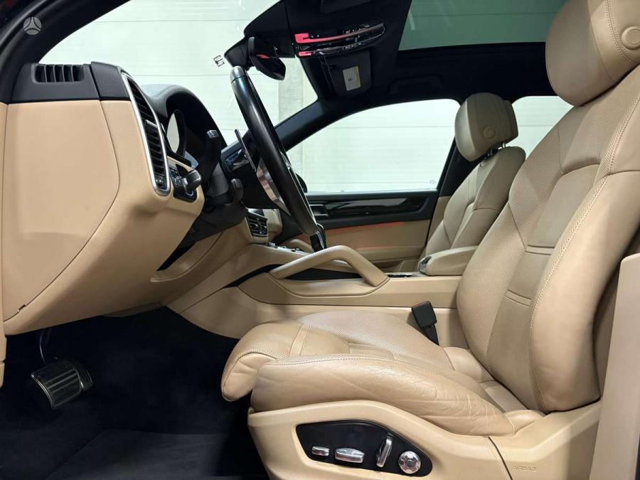 Blue Porsche Cayenne 2019 in Vilnius, with an engine capacity of 2.89 L and mileage of 94 thousand km for 47990 €, photo 16 on AUTOMOTO.COM.LV