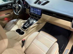 Blue Porsche Cayenne 2019 in Vilnius, with an engine capacity of 2.89 L and mileage of 94 thousand km for 47990 €, photo 18 on AUTOMOTO.COM.LV